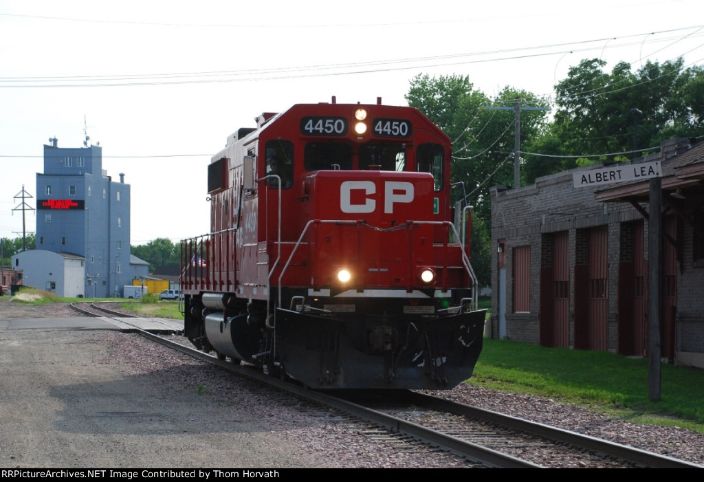 CP 4450 heads east back to the Albert Lea yard